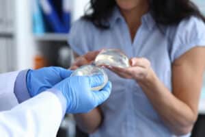 Guide to Deciding Between 650cc & 700cc Breast Implants for Your Body